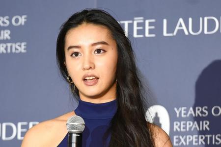 Koki， 大胆背中＆ボディーくっきりドレスで魅了「幼い頃から母が食事管理」と美の秘訣/芸能/デイリースポーツ online