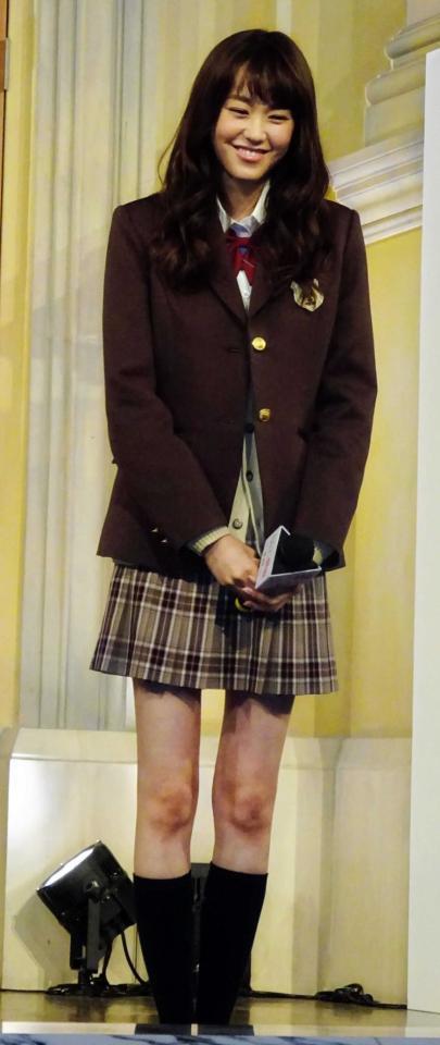 桐谷美玲、25歳の制服姿にはにかむ シネマバックナンバー 芸能 デイリースポーツ Online