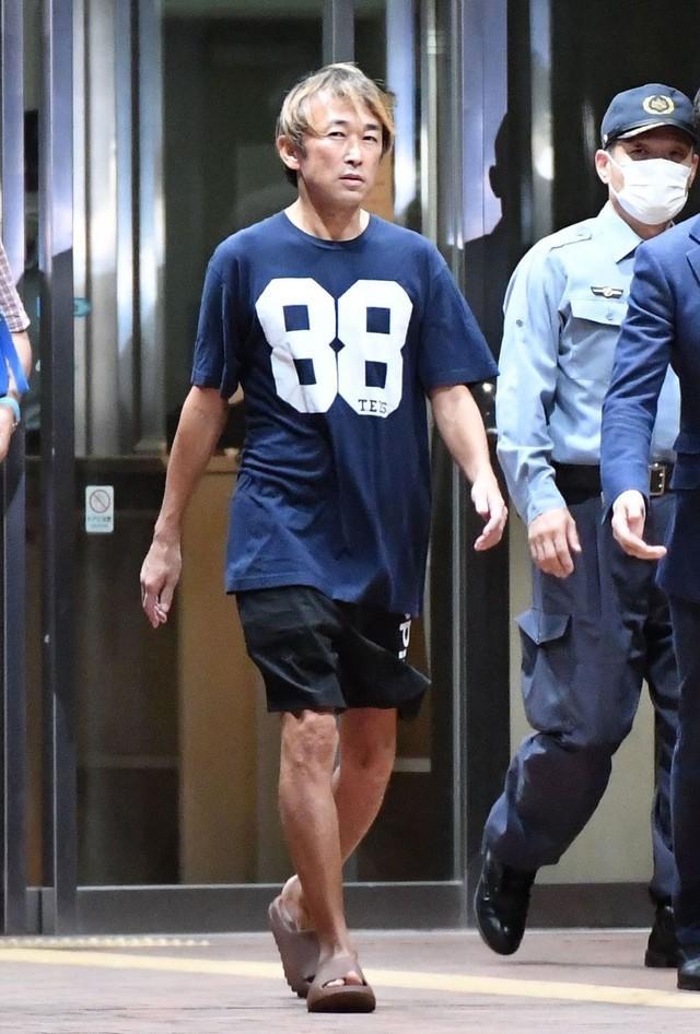 ガーシー被告逮捕以来109日ぶりの保釈 10秒頭を下げる 「88」と書かれたtシャツ、短パンとラフすぎる姿 サブカル系 芸能 デイリースポーツ
