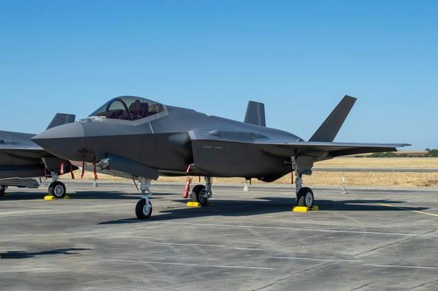 F-35Aに消防車からのシャワー！自衛隊・小松基地にキターッ、ついに配属 F-15Jの歓迎も/サブカル系/芸能/デイリースポーツ online