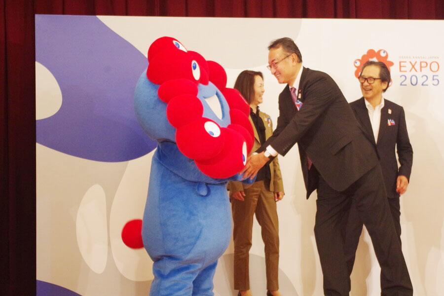 万博協賛企業を発表、岡田万博担当大臣がミャクミャクと握手 関西 芸能 デイリースポーツ Online