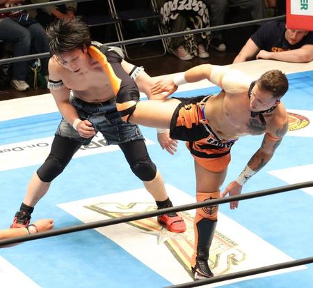 新日本 BOSJ初V狙うYOH ロビー・イーグルスに敗れ黒星発進 無言で会場を後に/ファイト/デイリースポーツ online