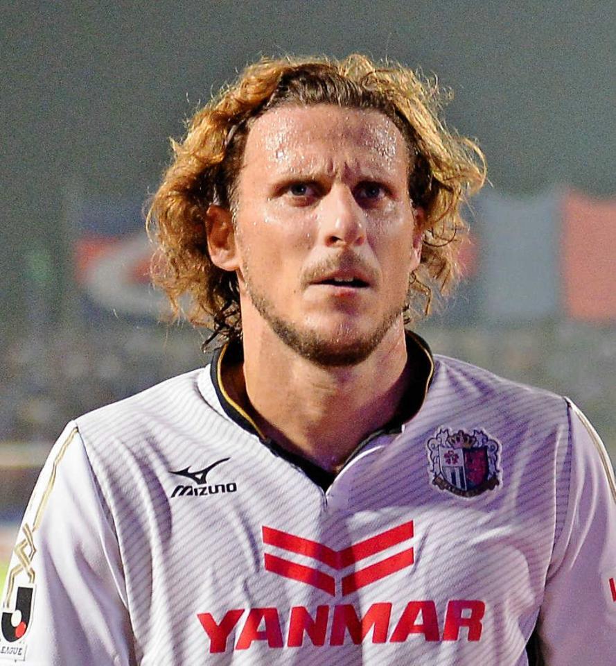 元ウルグアイ代表の名FWフォルラン、サッカーの試合で脇腹3本骨折して病院搬送/サッカー/デイリースポーツ online