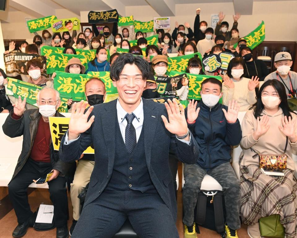 阪神・湯浅京己 トークショーに黄色い歓声 「女性のタイプは？」ド直球の問いにタジタジ 阪神タイガース デイリースポーツ Online