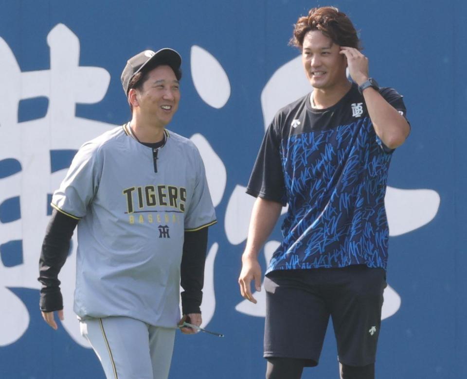 藤浪晋太郎が阪神首脳陣と再会！藤川監督と握手 安藤投手コーチとは満面の笑みで談笑 DeNA加入後初の古巣戦/阪神タイガース/デイリースポーツ online
